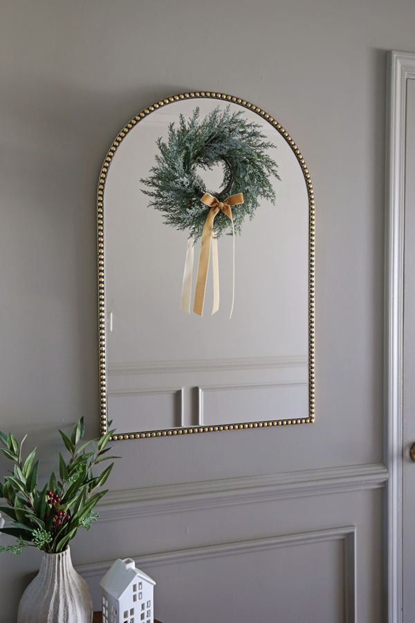 How to decorate a mirror store